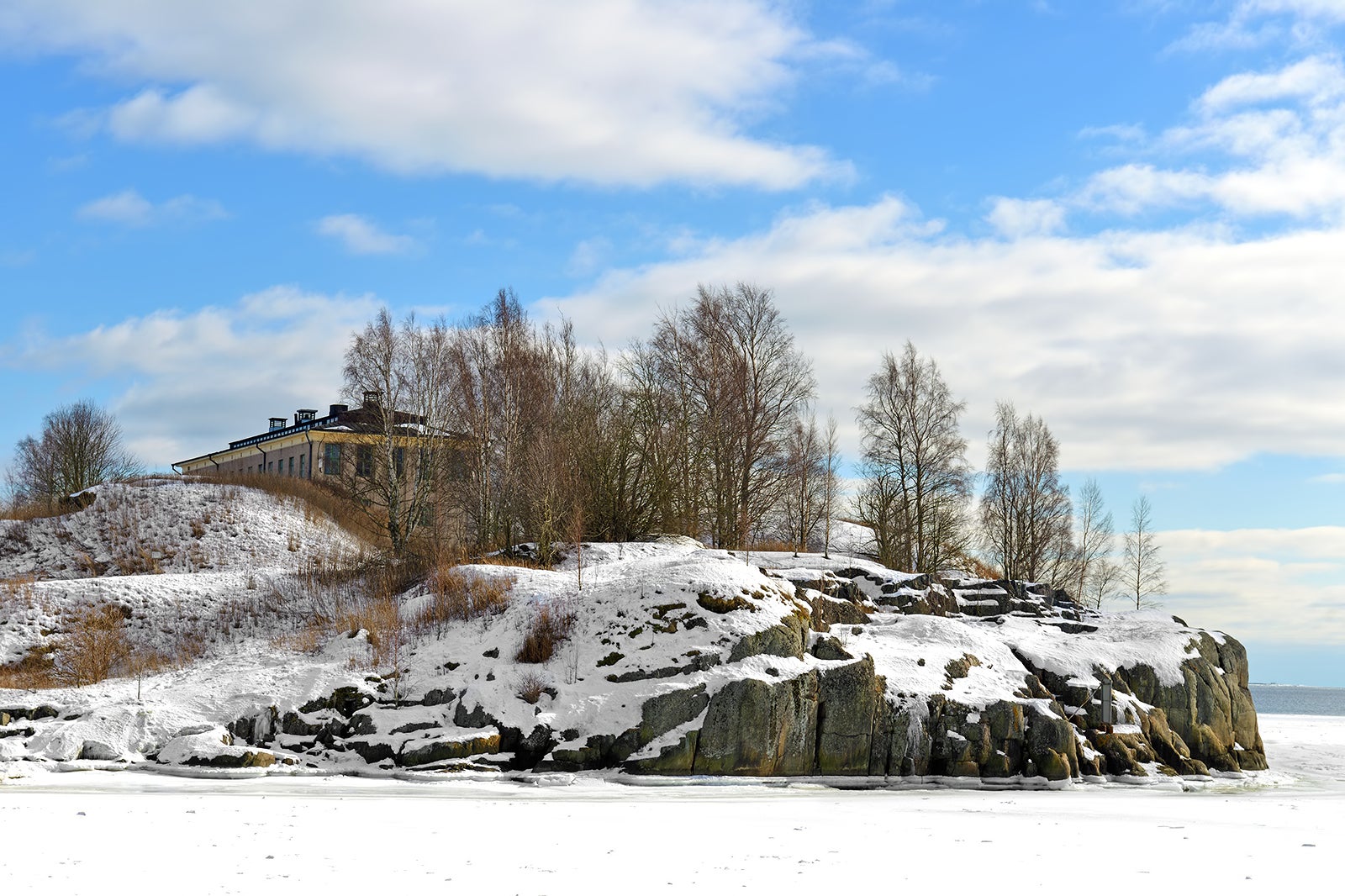 Harakka - Lintujen ja luontokeskuksen kotisaari Kaivopuiston edustalla ...