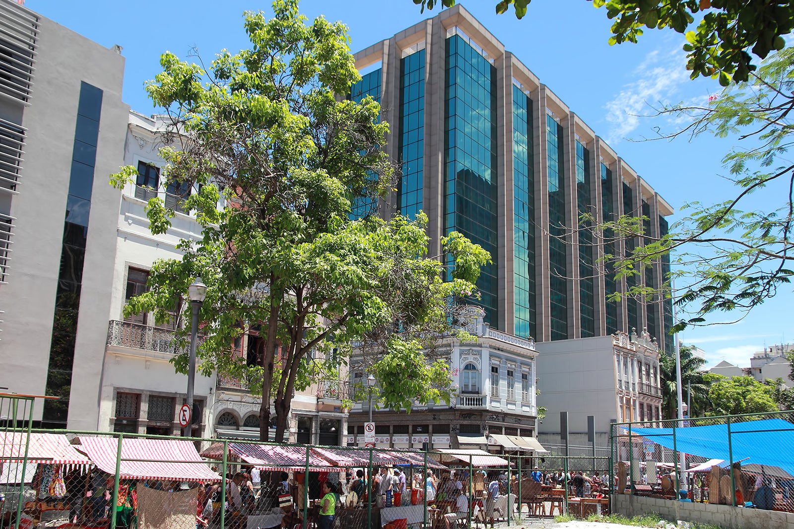 Feira do Rio Antigo no Rio de Janeiro - Um feira de móveis, artesanato ...