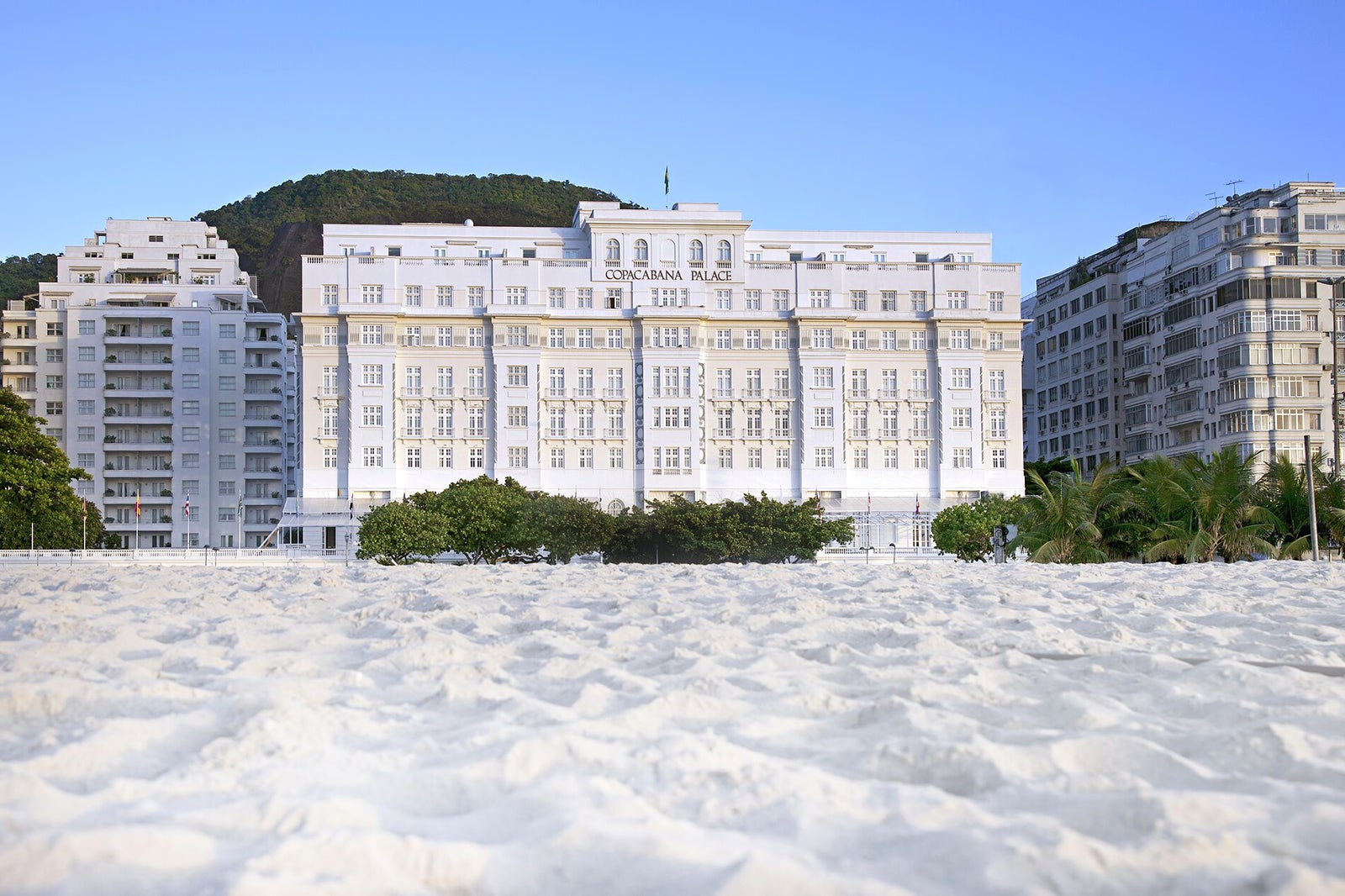 Praia de Copacabana no Rio de Janeiro - Caminhe pelo calçadão da ...
