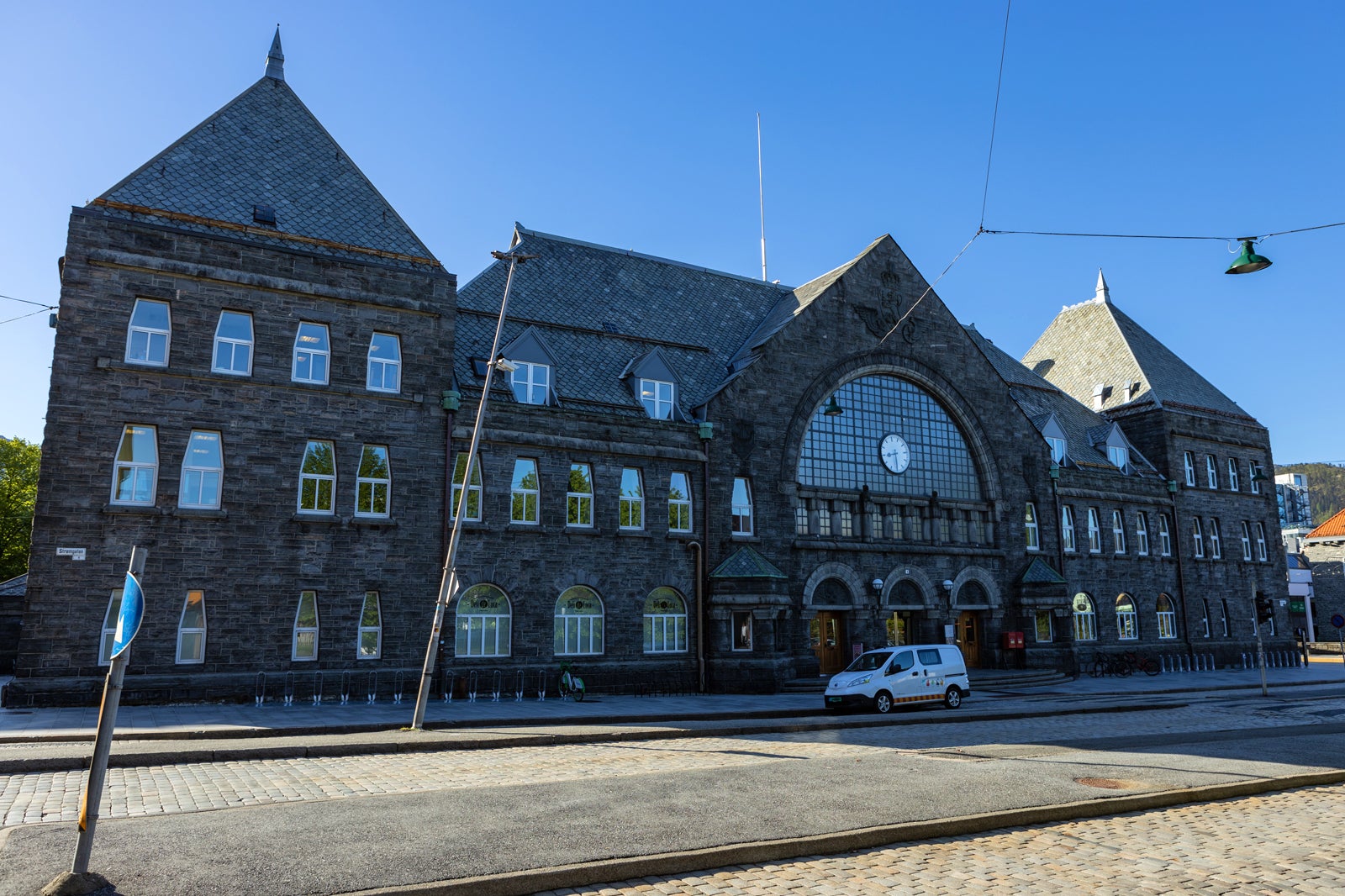 Bergen stasjon - Ditt møte med Bergen når du kommer togveien – Go Guides