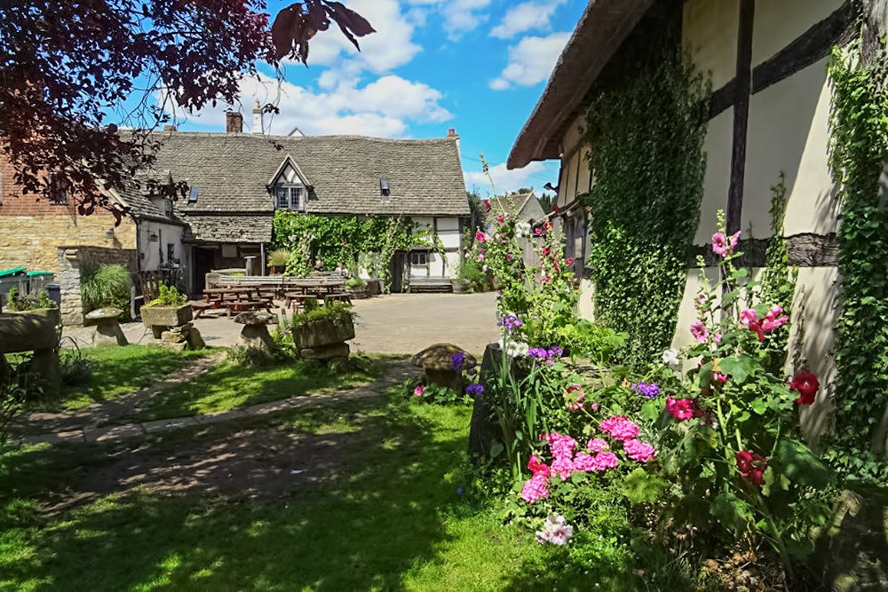 10 Best Pubs in the Cotswolds - Where to Go in the Cotswolds at Night ...
