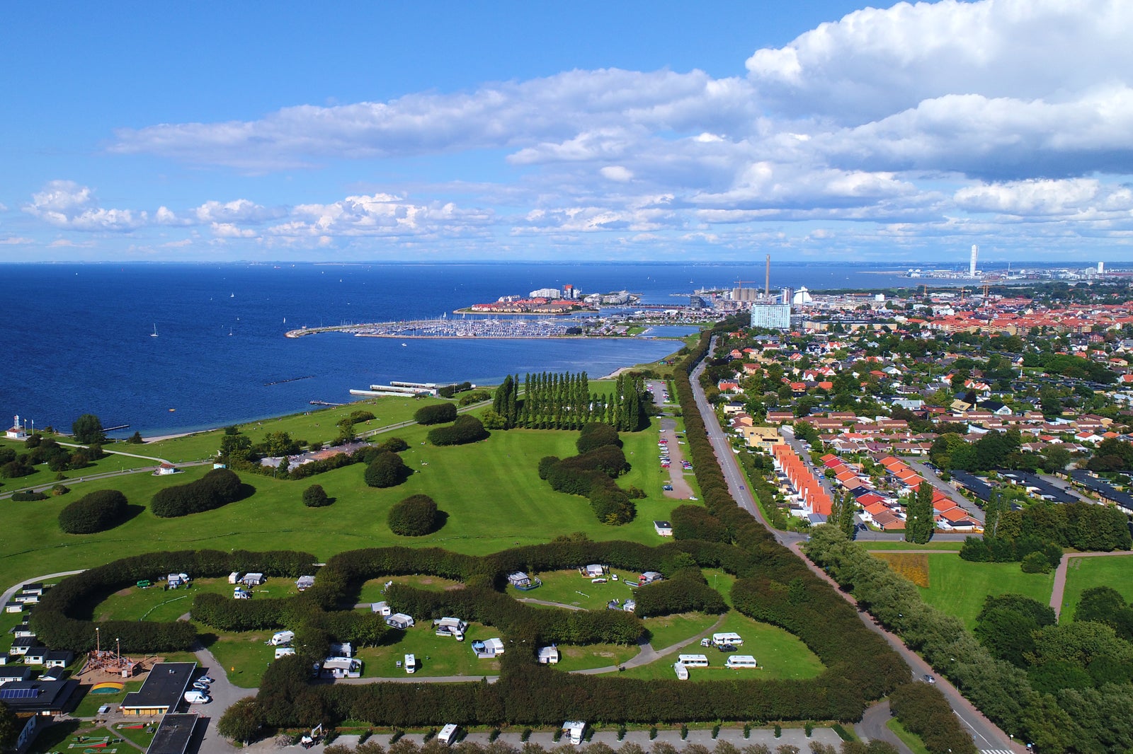 Limhamn i Malmö - 1800-tal möter modern nutid i strandnära stadsdel vid ...
