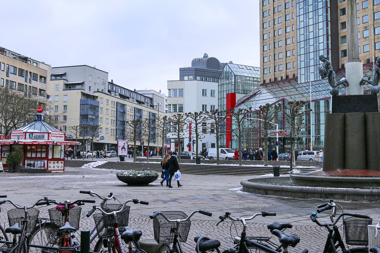 Triangeln i Malmö - Känn pulsen i megagallerian och den underjordiska ...