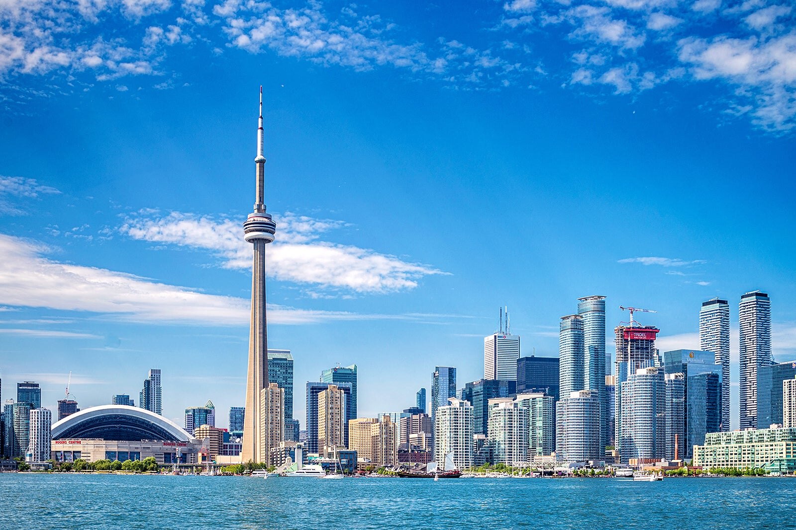 CN Tower In Toronto Communications Tower With Far Reaching CN Tower In Toronto Communications Tower With Far Reaching