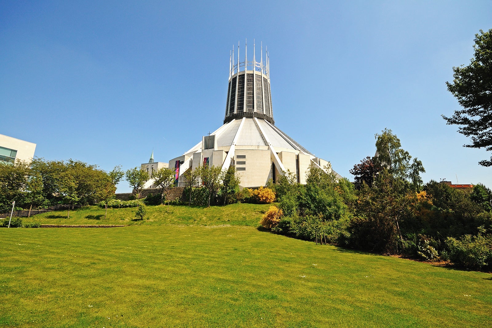 Liverpool Metropolitan Cathedral - Where Contemporary Architecture ...