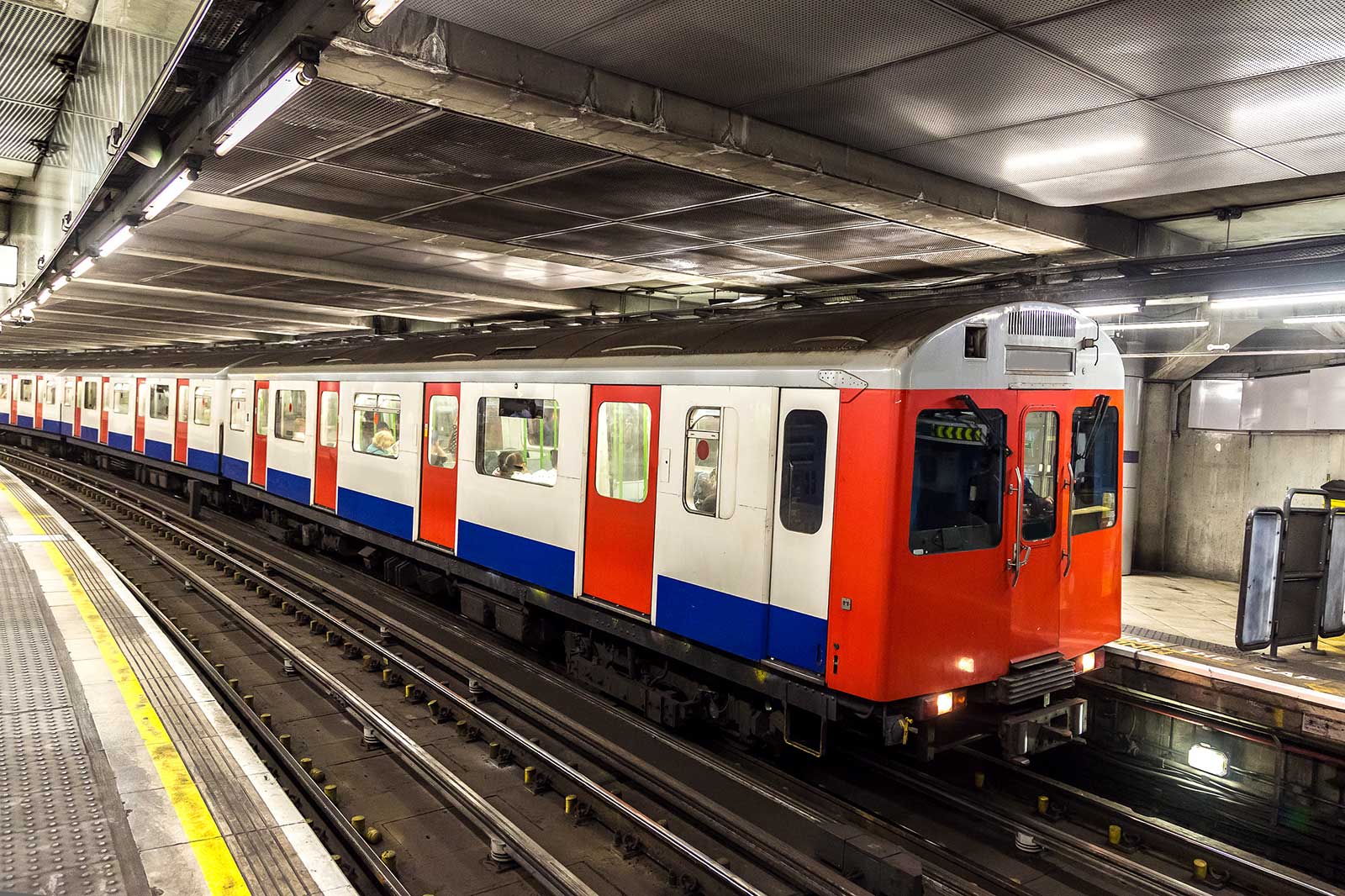 10 Main Tube Stations in London - What Are the Best Attractions to ...