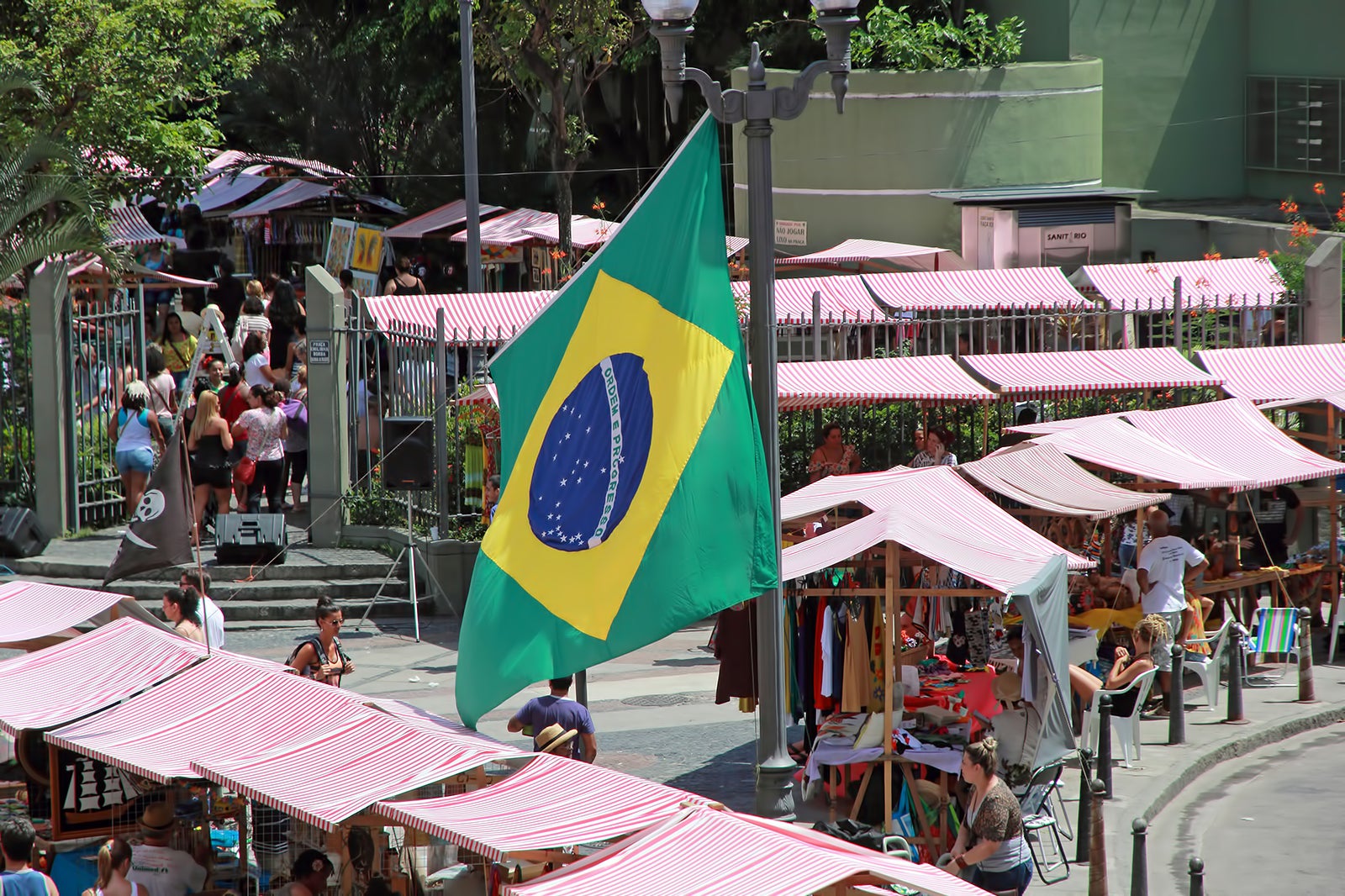 Feira do Rio Antigo no Rio de Janeiro - Um feira de móveis, artesanato ...