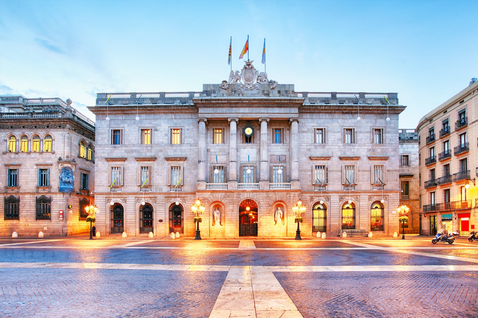 Gothic Quarter in Barcelona - Explore a Maze of Medieval Streets and ...