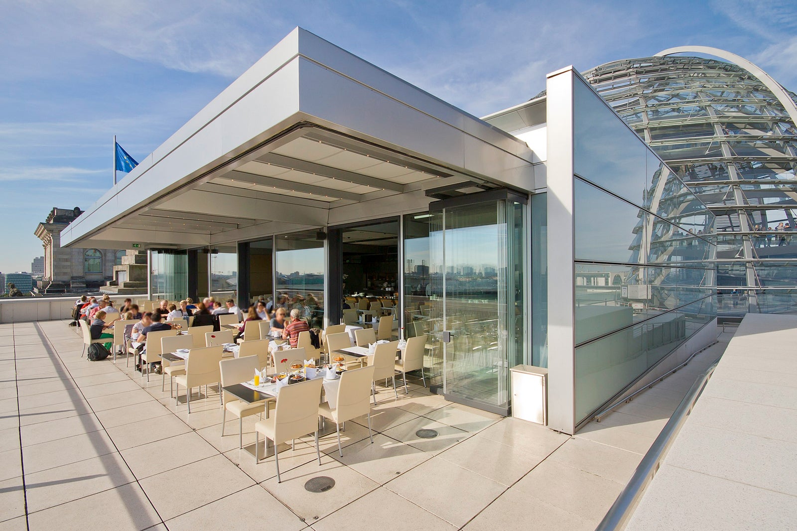 Die 10 besten Rooftop-Bars in Berlin - Berliner Nachtleben mit Aussicht ...