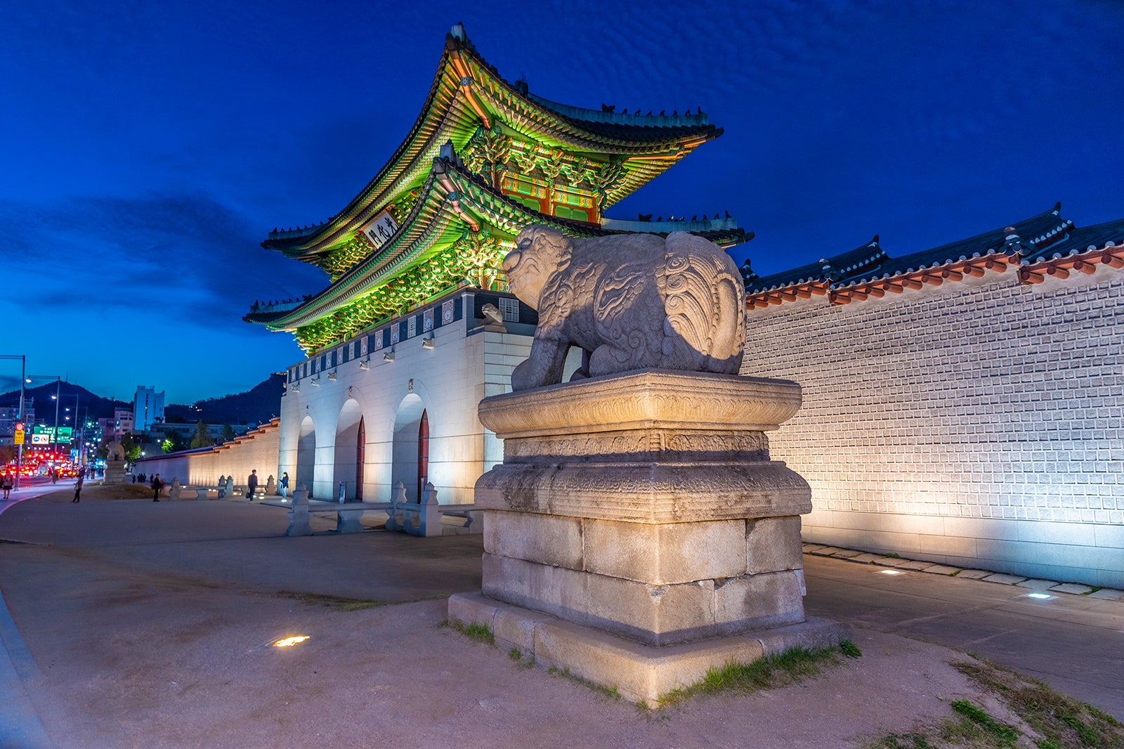 서울 북악산 - 청와대를 품은 아담한 산 - Go Guides