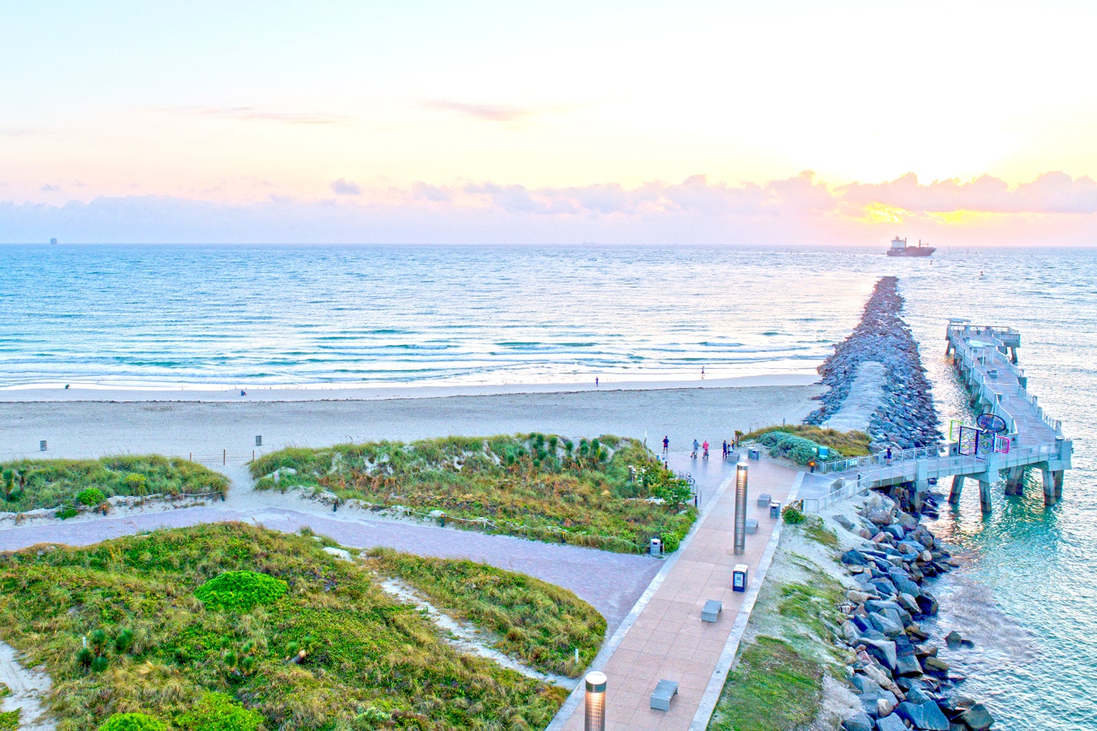 South Pointe Beach - Enjoy Picnics and People-Watching at This Stunning ...